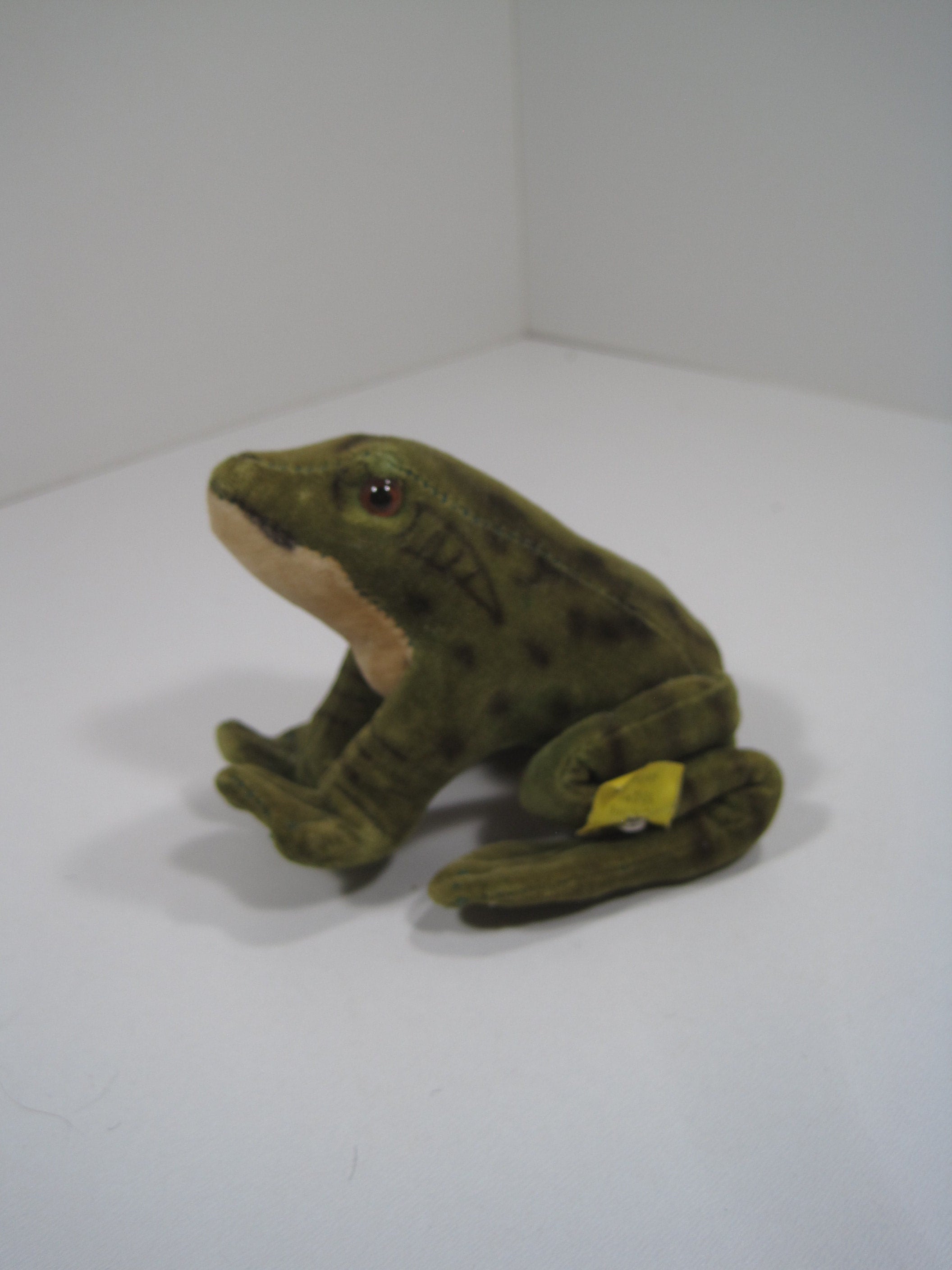 Here we have Steiff's 8 cm Frosch Froggy or Froggy Frog. Froggy is ...